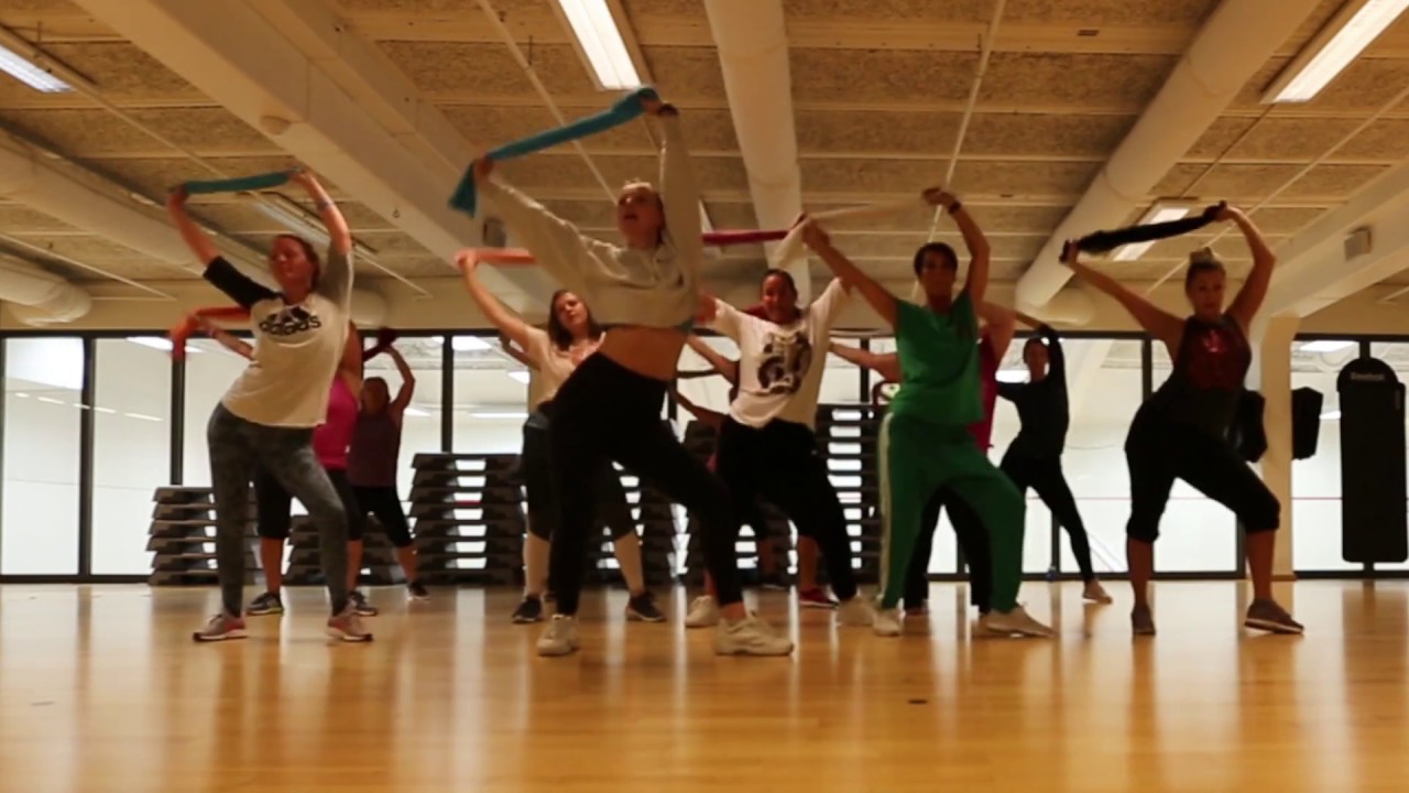 Hot Stuff Dance WITH TOWELS! (Donna Summer) - YouTube