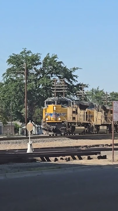 UP 9054 leading empty ash in Payette, Idaho with @CP_N503 - YouTube