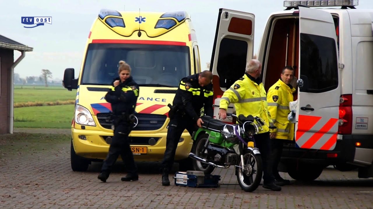 Ongeluk met brommer en auto in Rouveen, bromfietser gewond - YouTube