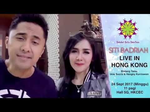 Hengky wear AIQI T-Shirt at Hongkong with Siti Badriah