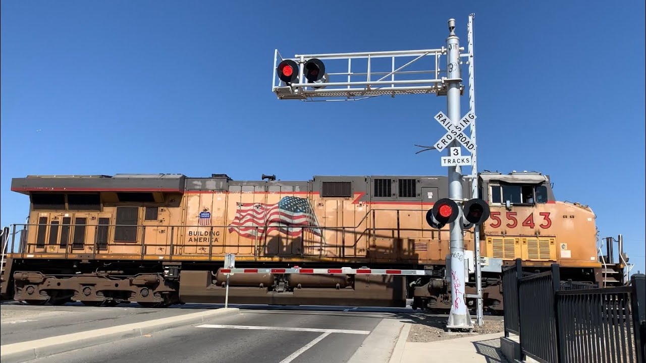 UP 5543 Intermodal Train East - 28th Street Railroad Crossing, Sacramento CA - YouTube