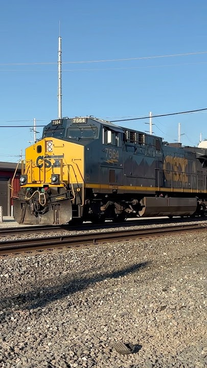 CSX 7564 leading CSX M252 at Nappanee Indiana - YouTube