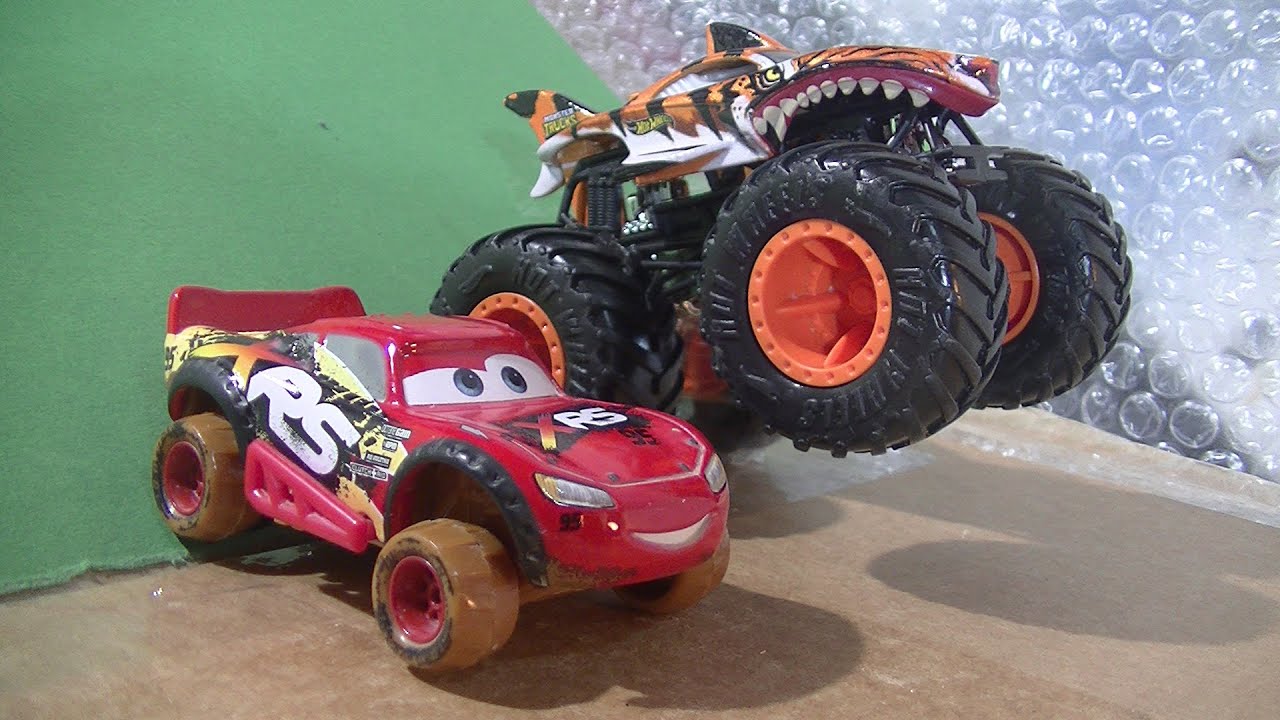 Disney Cars XRS Mud Racers Lighting mc Queen vs Monster Trucks\video ...