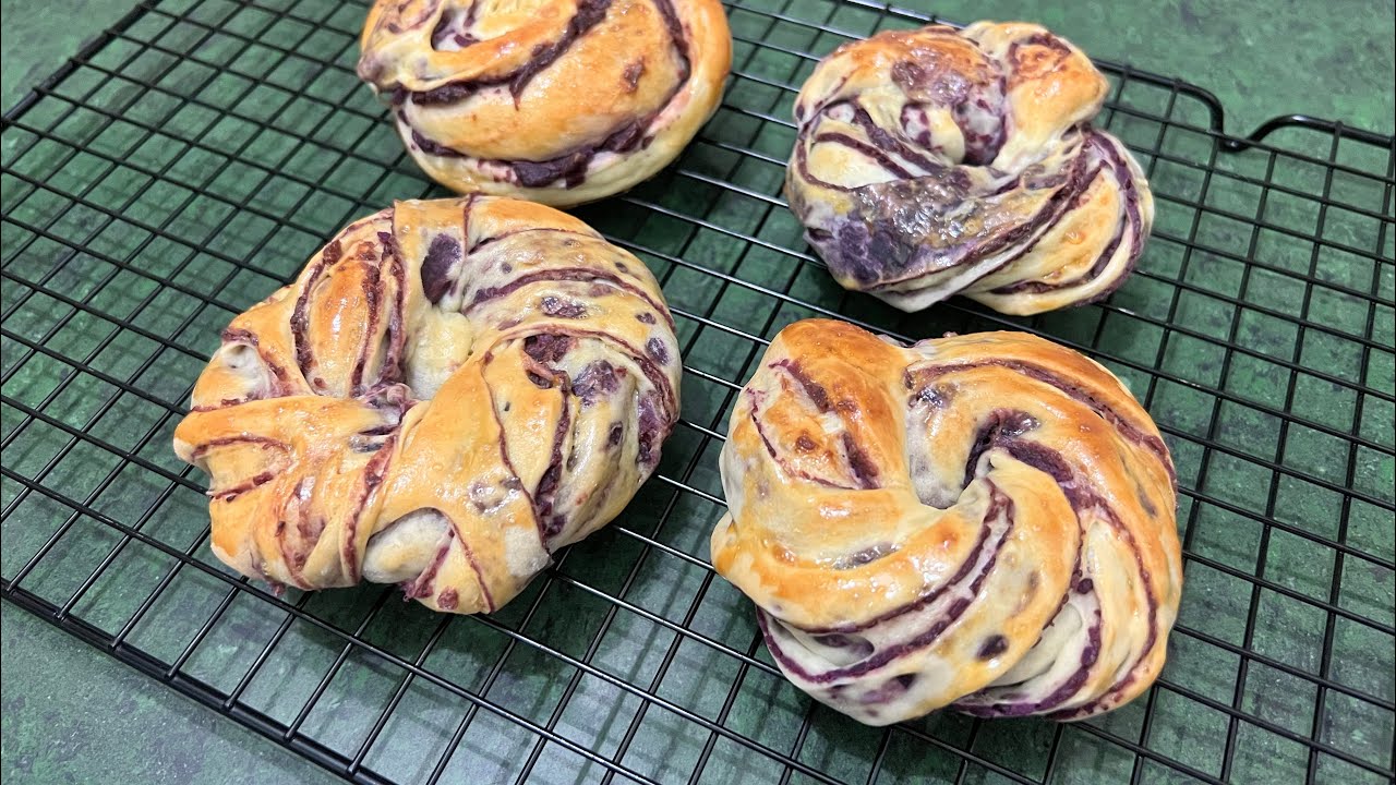 How to make purple sweet potato spiral bread - ube swirl bread rolls ...