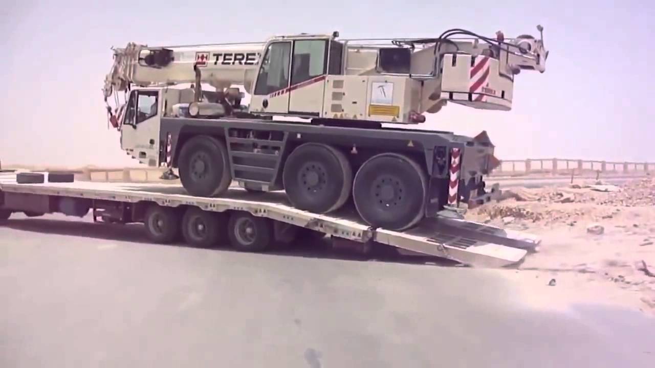 426 Loading Crane into trailer Fail - YouTube