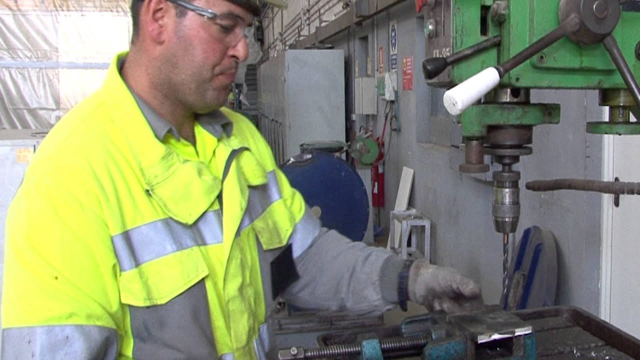 Golpes cortes con objetos o herramientas en el sector cementero - YouTube