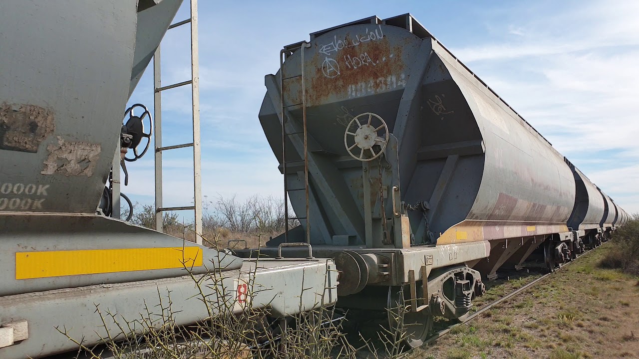 Tren Ferrosur Roca con locomotora EMD GT 22 9052 rumbo a Neuquén. - YouTube
