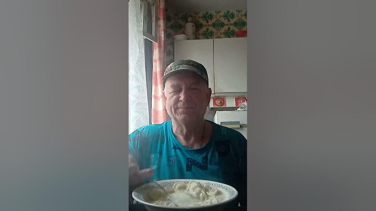 Ем сытные пельмени с аппетитом - YouTube
