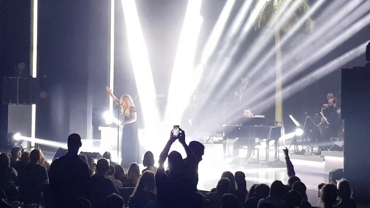ΕΝ ΛΕΥΚΩ - ΝΑΤΑΣΣΑ ΜΠΟΦΙΛΙΟΥ (LIVE) - YouTube
