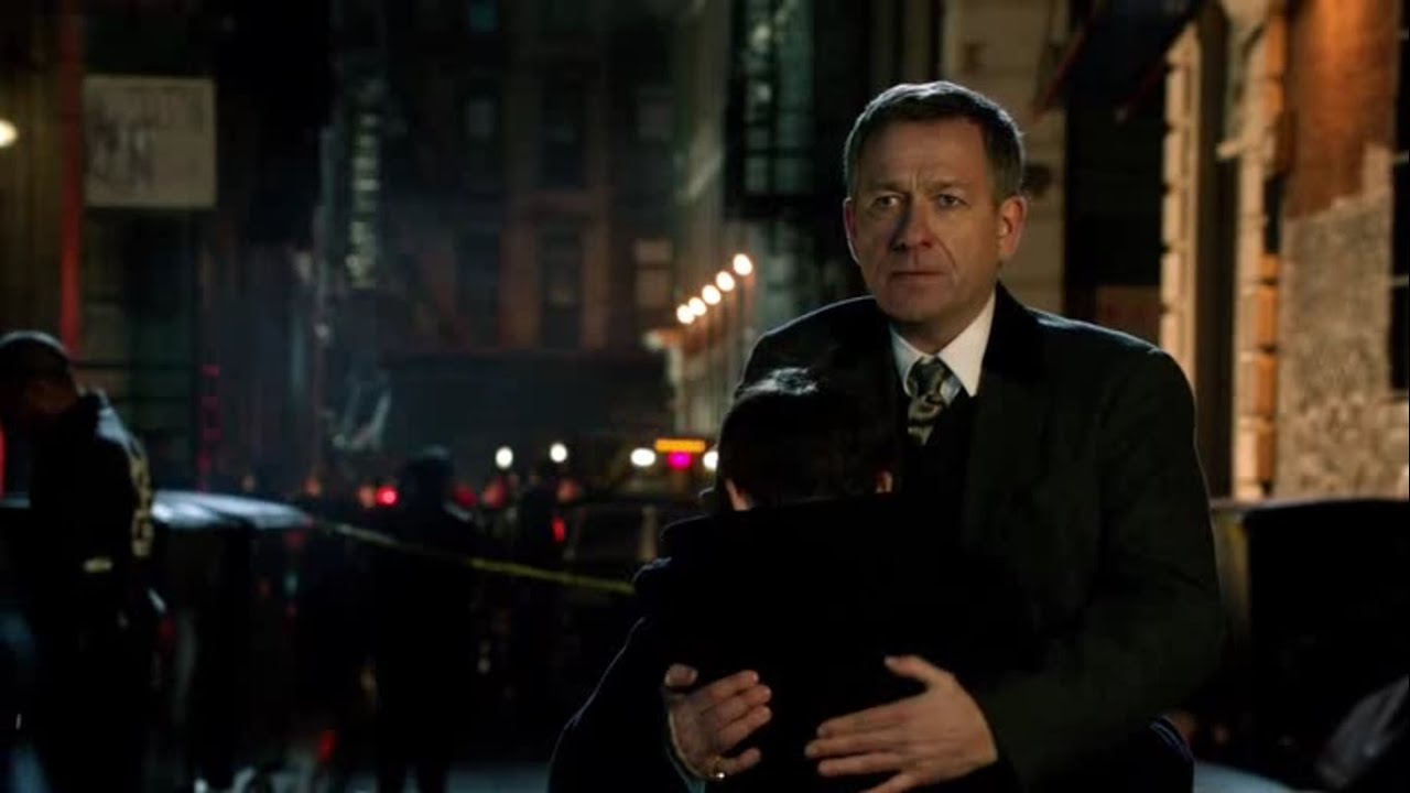 02. Gotham (s1e1). Police arrives at the crime scene. Alfred's first ...