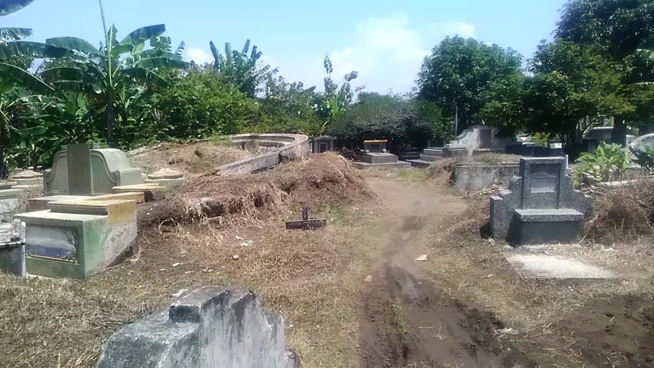 Kuburan Cina Wanakaya Cirebon - YouTube
