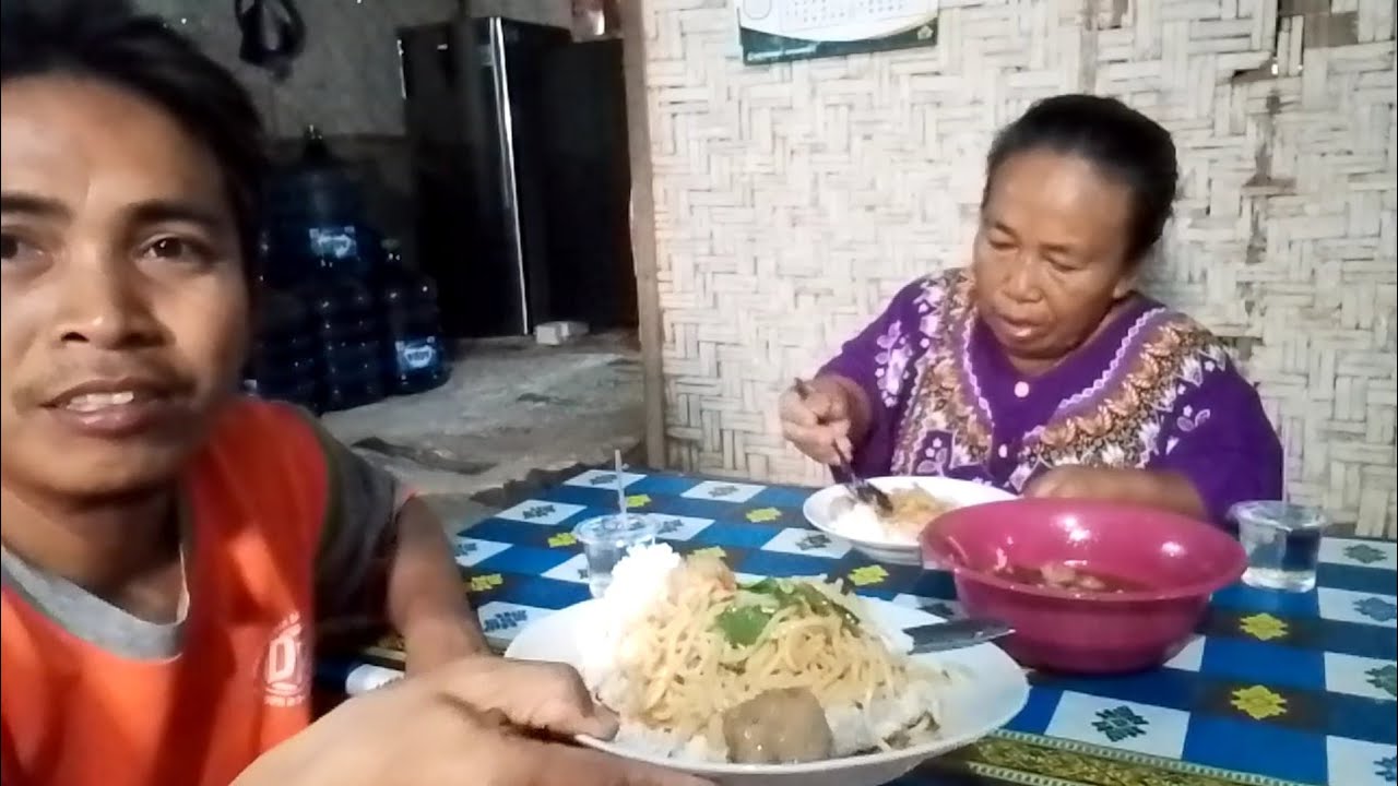 10 RB SATU BASKOM !!! MAKAN BAKSO + NASI MANTAP BANGET - YouTube