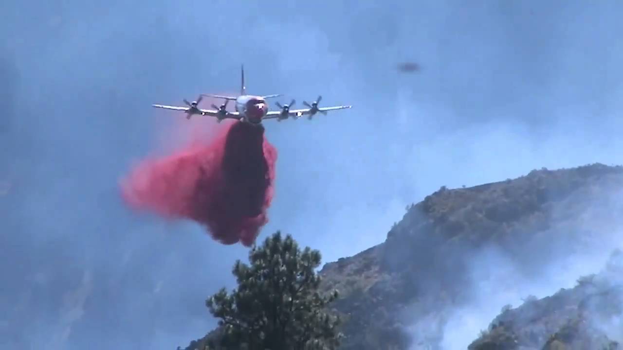 Plane fire retardant drop - YouTube
