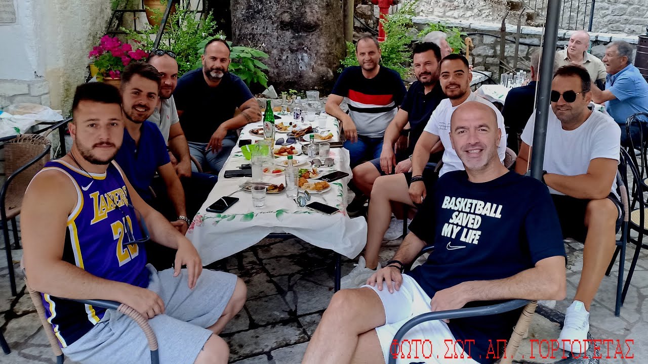 ΟΜΟΡΦΕΣ ΠΑΡΕΕΣ ΠΙΝΟΥΝ ΤΣΙΠΟΥΡΑΚΙΑ ΣΤΗΝ ΠΛΑΤΕΙΑ ΤΟΥ ΓΑΡΔΙΚΙΟΥ ΤΡΙΚΑΛΩΝ ...