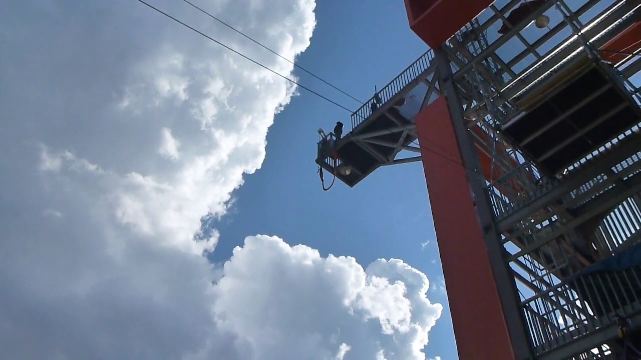 Bungee Jumping dalla Bungee Tower del Parco Avventura Torre Boldone ...