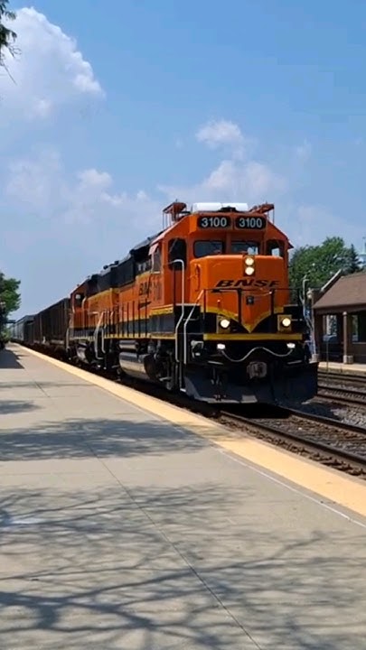 2 BNSF Geeps Lead R-CHI452 East Past La Grange! - YouTube