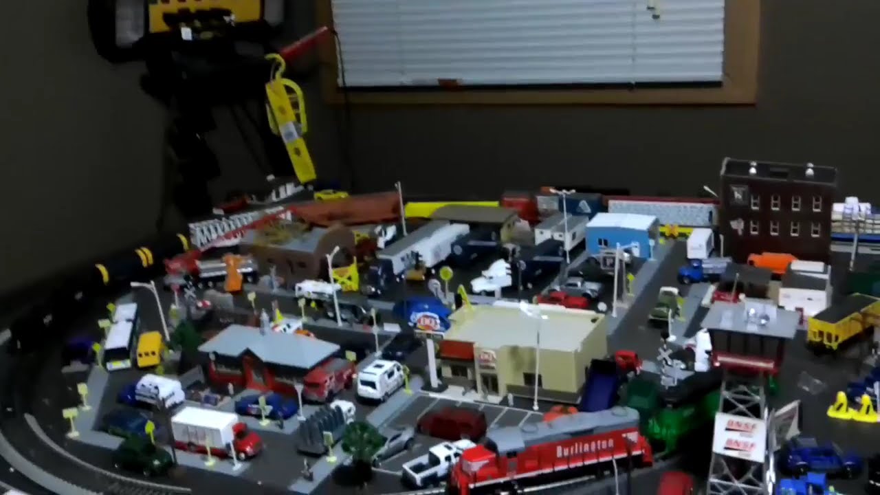 Explanation of my BNSF model train layout - YouTube
