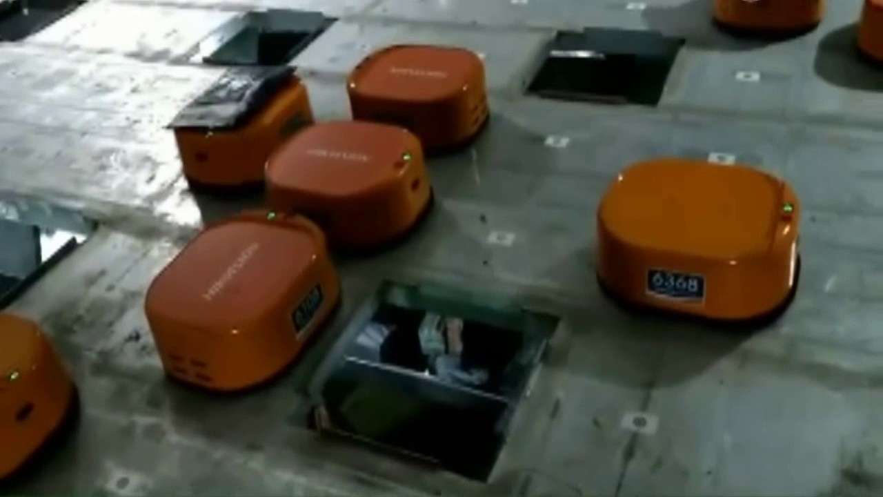 Watch these robots sort packages in a factory in China - YouTube