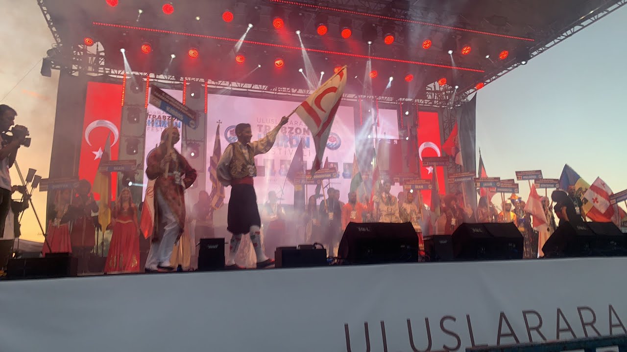 Trabzon uluslararası horon festivali gösterimi - YouTube