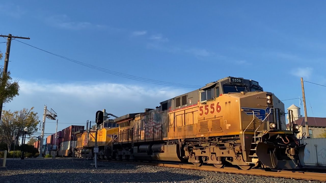 Union Pacific 5556 intermodal train - YouTube