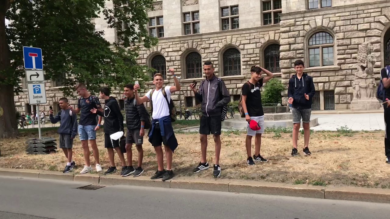 Halberg Guss Leipzig, Autokorso durch Leipzig, Halberger in Aktion ...