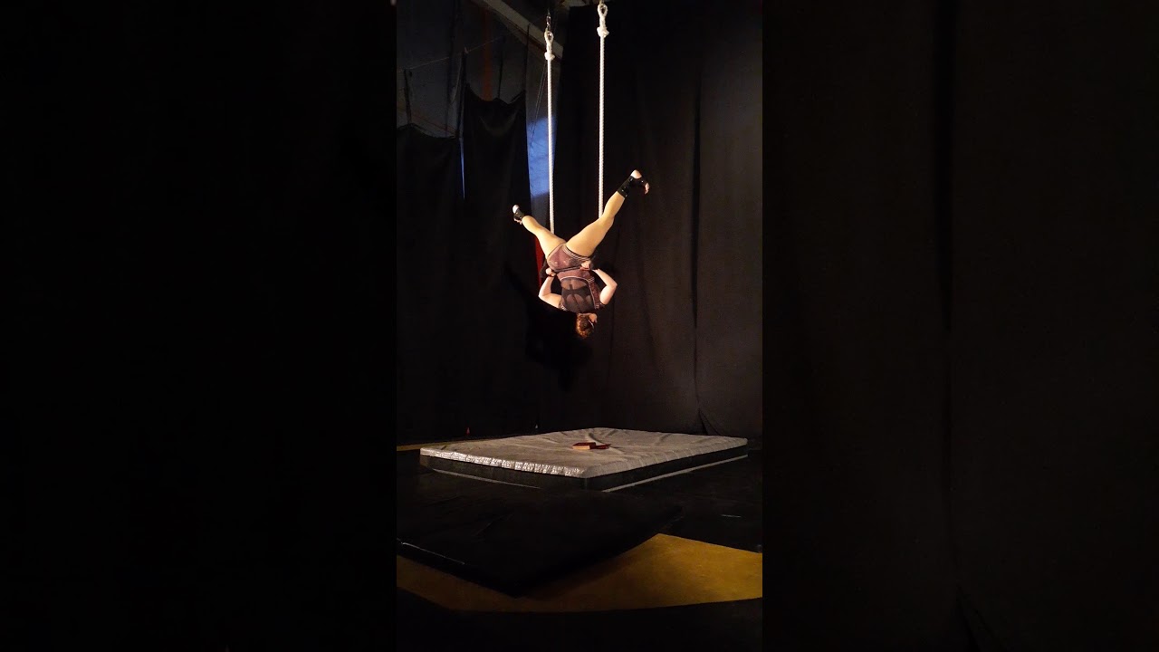 My first trapeze performance!!! - YouTube
