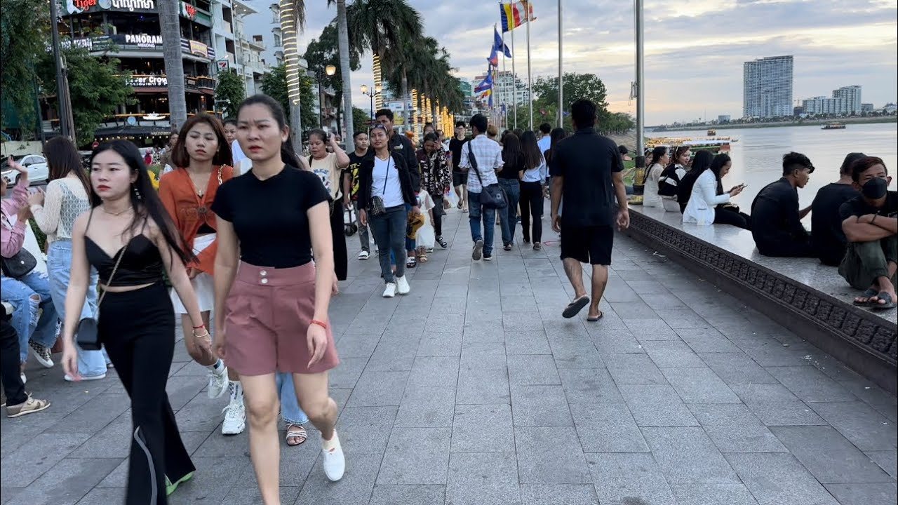 Walking tour at Riverside in Phnom Penh city | Delicious Plenty of food ...