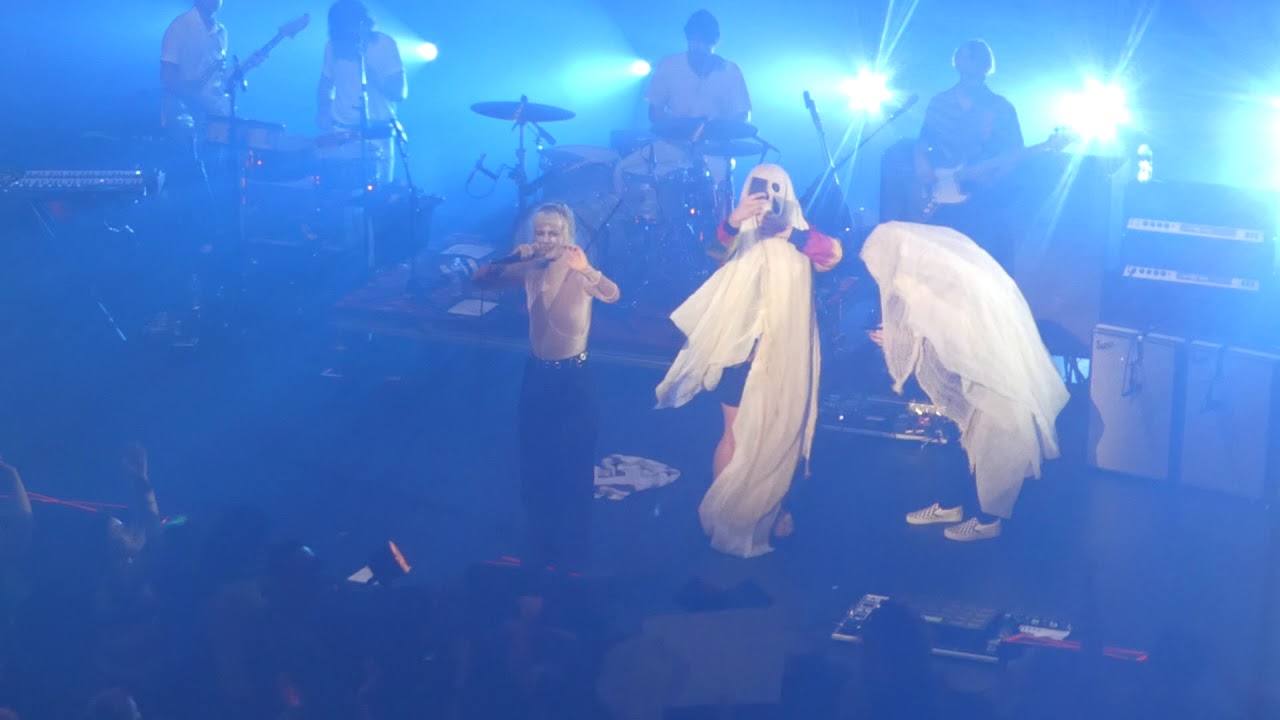 Paramore feat. Alison, Hannah & Morgan - Misery Business - Boston - YouTube