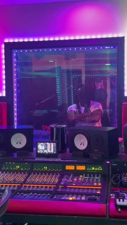 J Diggs Mom tells him to line it up, and kick 3 Finger Wack 100 Azz!!! - YouTube