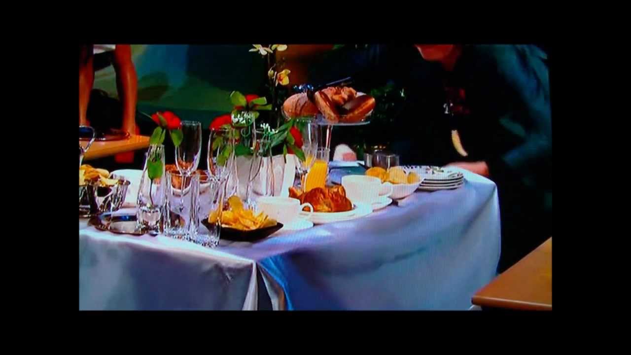 keith lemon table cloth trick FAIL., Jonathan Ross show with Holly ...