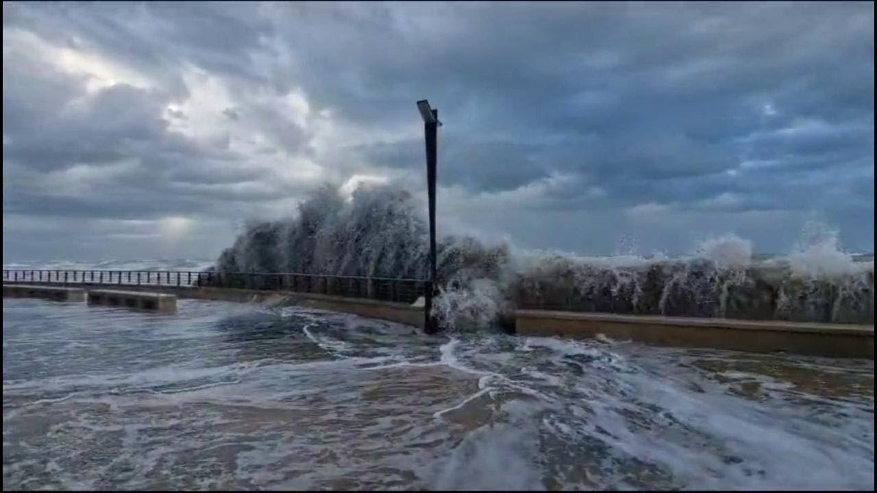 Acqua alta a Grado: mareggiata sul lungomare, centro allagato - YouTube