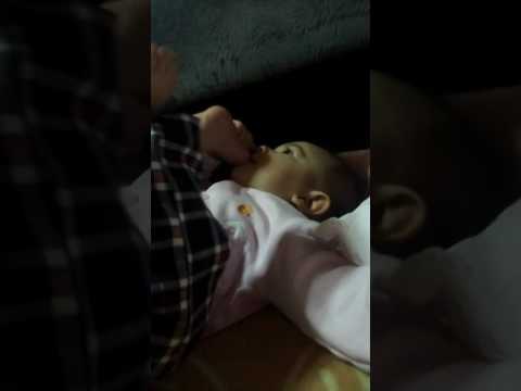 Ayak parmaklarını yemekten vazgeçmiyor