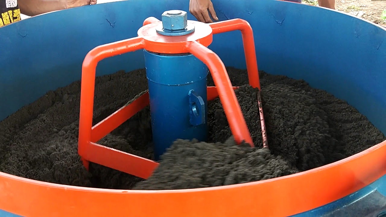 Mesin mixer pengaduk batako / paving - YouTube