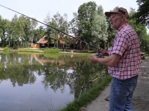 Jan Springer vist met Spro dobber en Zwart-wit powerbait wokkeltje ...