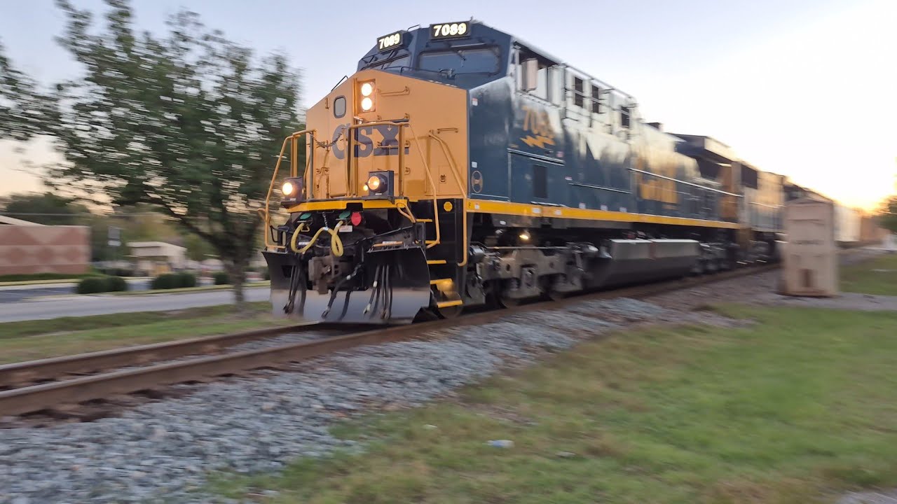 CSX train M400 heads North in the lead is a Hot fresh CM44 # 7089 - YouTube