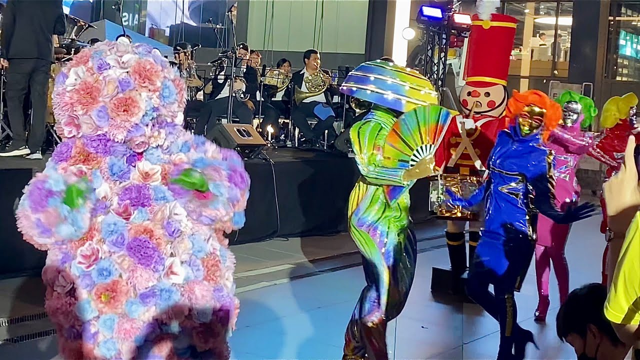 Circus is Coming to Siam Paragon, Bangkok, Thailand - YouTube