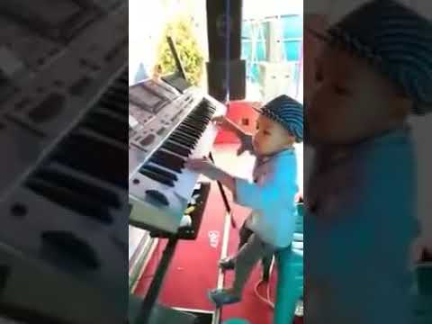 Viral bocah jago main keyboard .