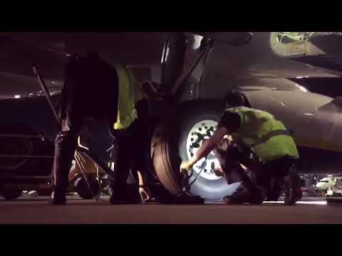 Main wheel change on Boeing 737-800 - YouTube