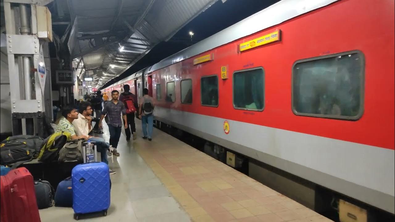 17222 Lokmanya Tilak Terminus Kakinada express arriving at Kalaburagi Railway Station - YouTube