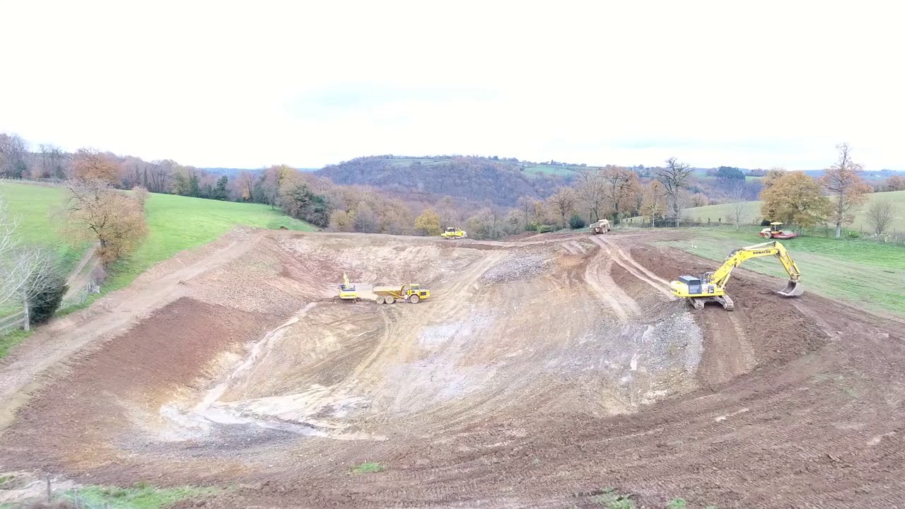 Vidéo de la réalisation d'une retenue collinaire - YouTube