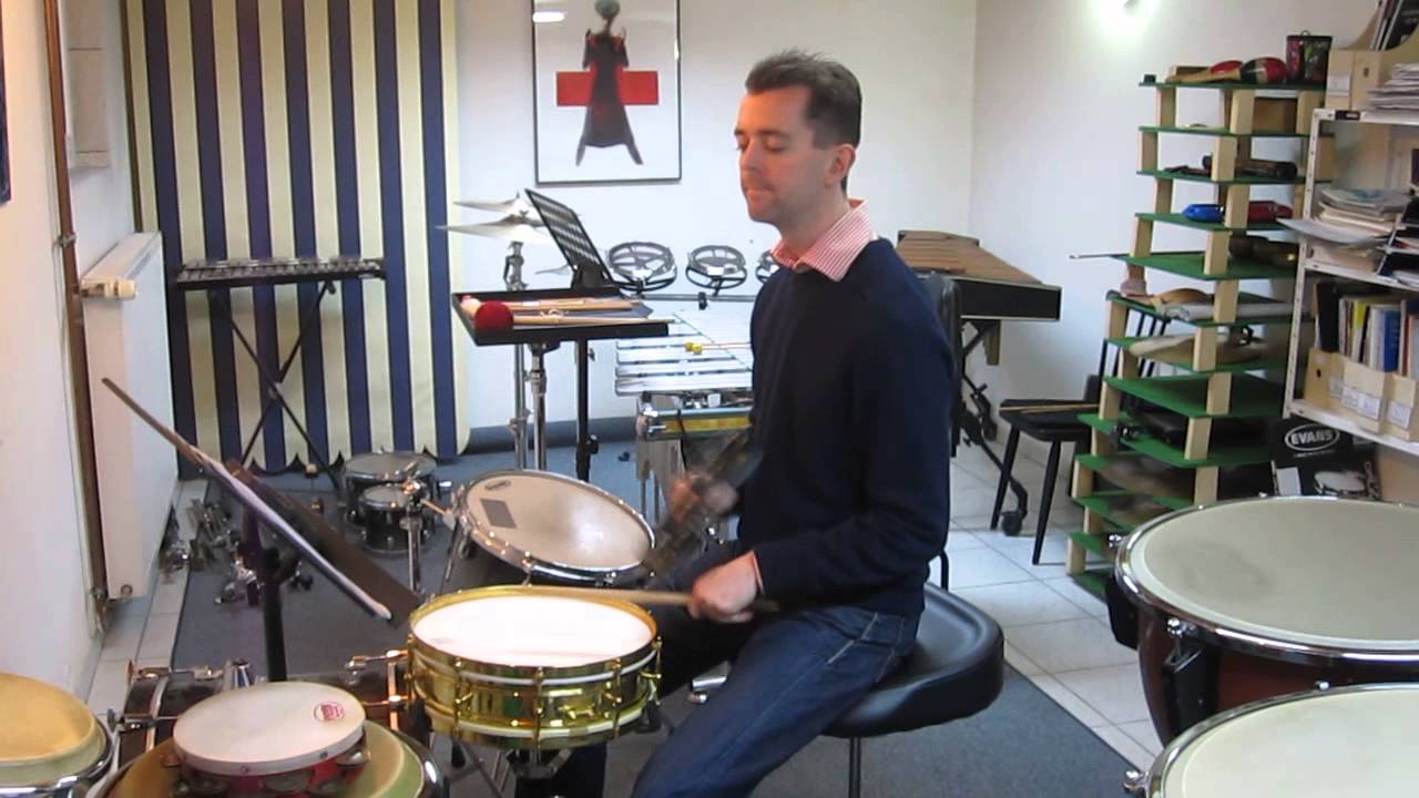 iDrum April 2015 – Jamie Smale's tambourine playing guide - YouTube