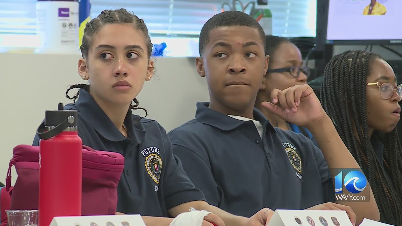 FBI exposes students to career as agents - YouTube