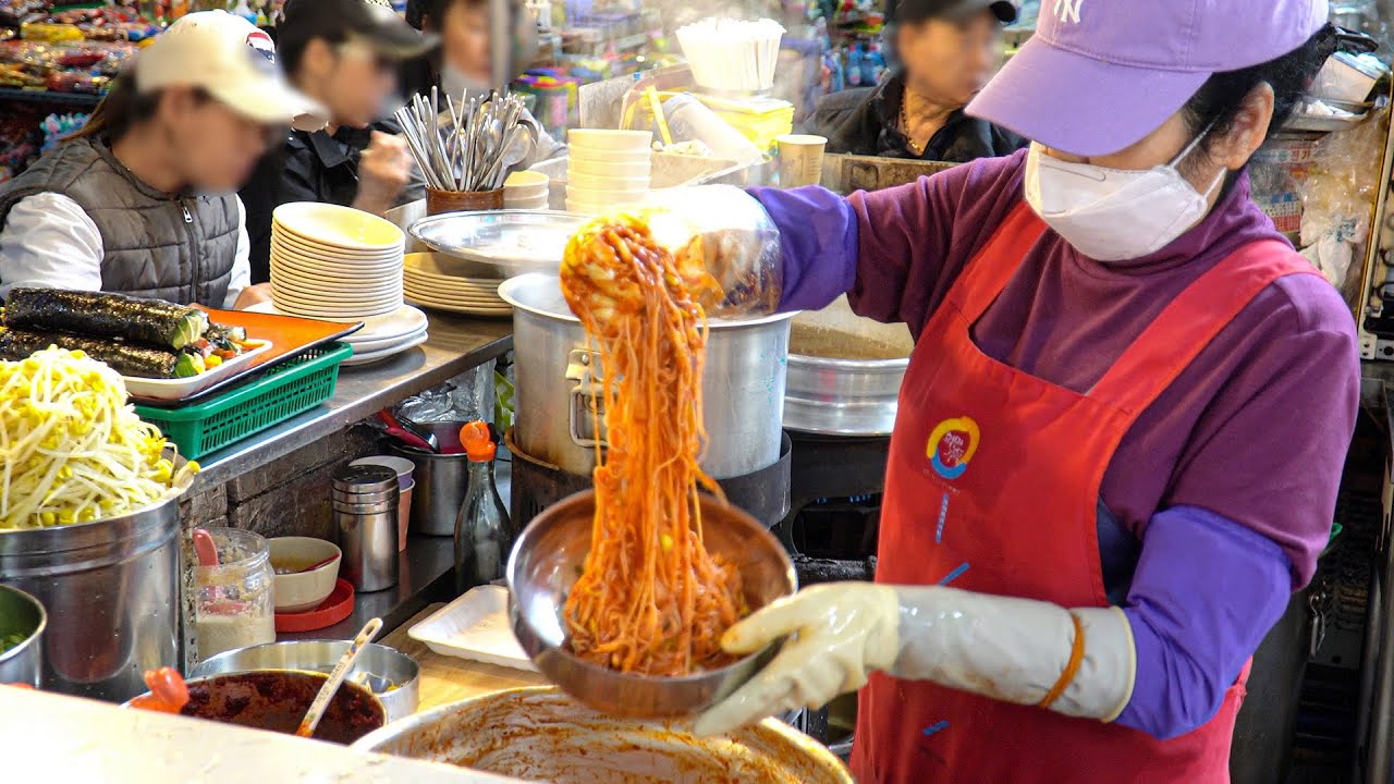 Very busy Korean noodle shop [Korean street food] - YouTube