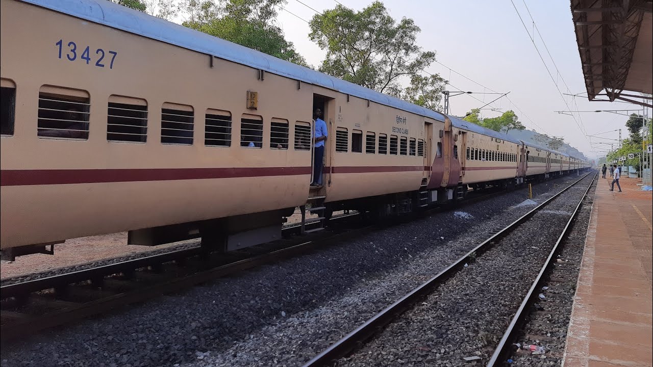 12978 Marusagar Express crossing 12134 Mangalore Mumbai Superfast ...
