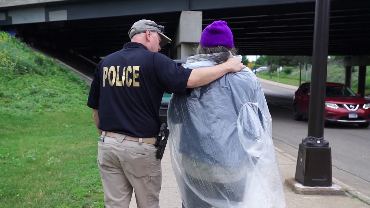 Minneapolis Police Sgt. Grant Snyder works as Homeless Liaison - YouTube