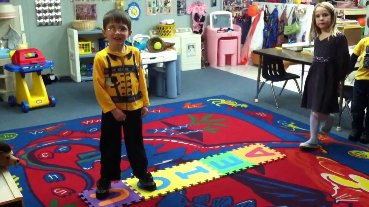 Spanish Vowels: Floor puzzle activity in Spanish class - YouTube