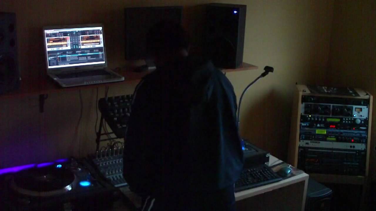 Traktor Pro - Demo - Mix In The Lab Just Playing - YouTube
