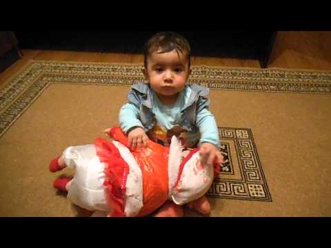İlk defa oyuncak bebek gören bebeğin şaşkın hali :))) MaaşAllah