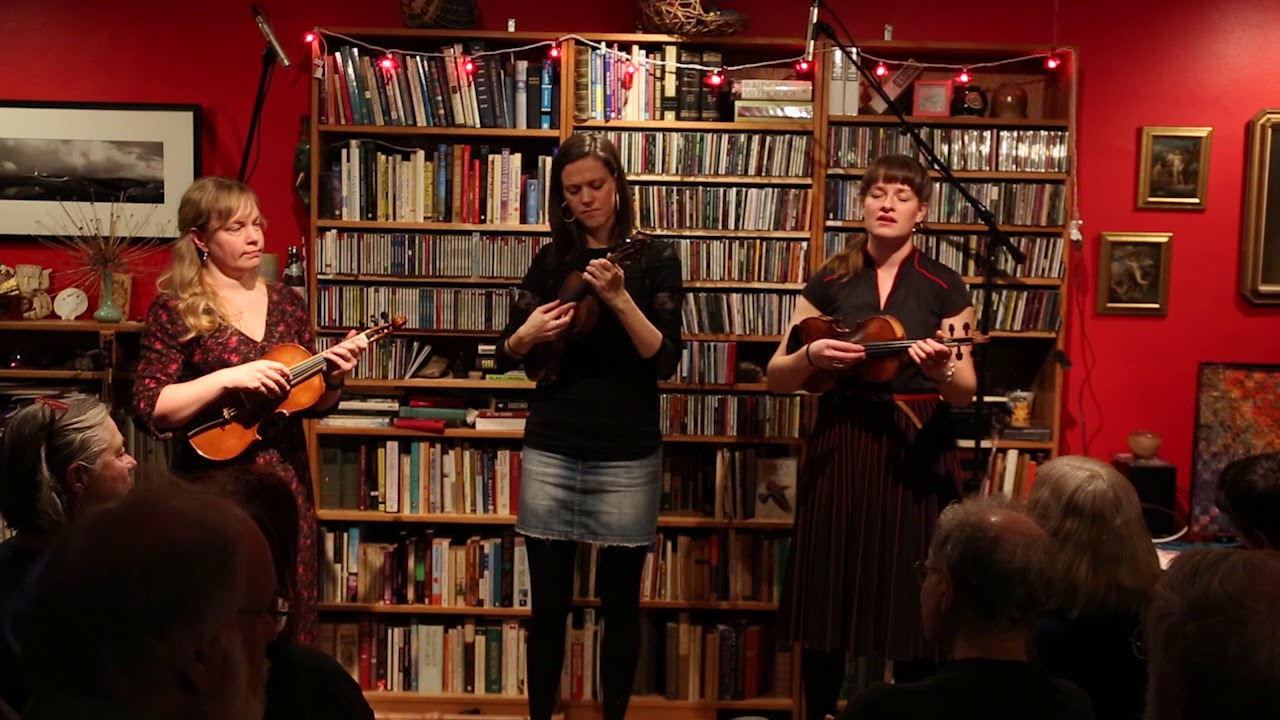 Fru Skagerrak plays Den Storste Sorg - YouTube