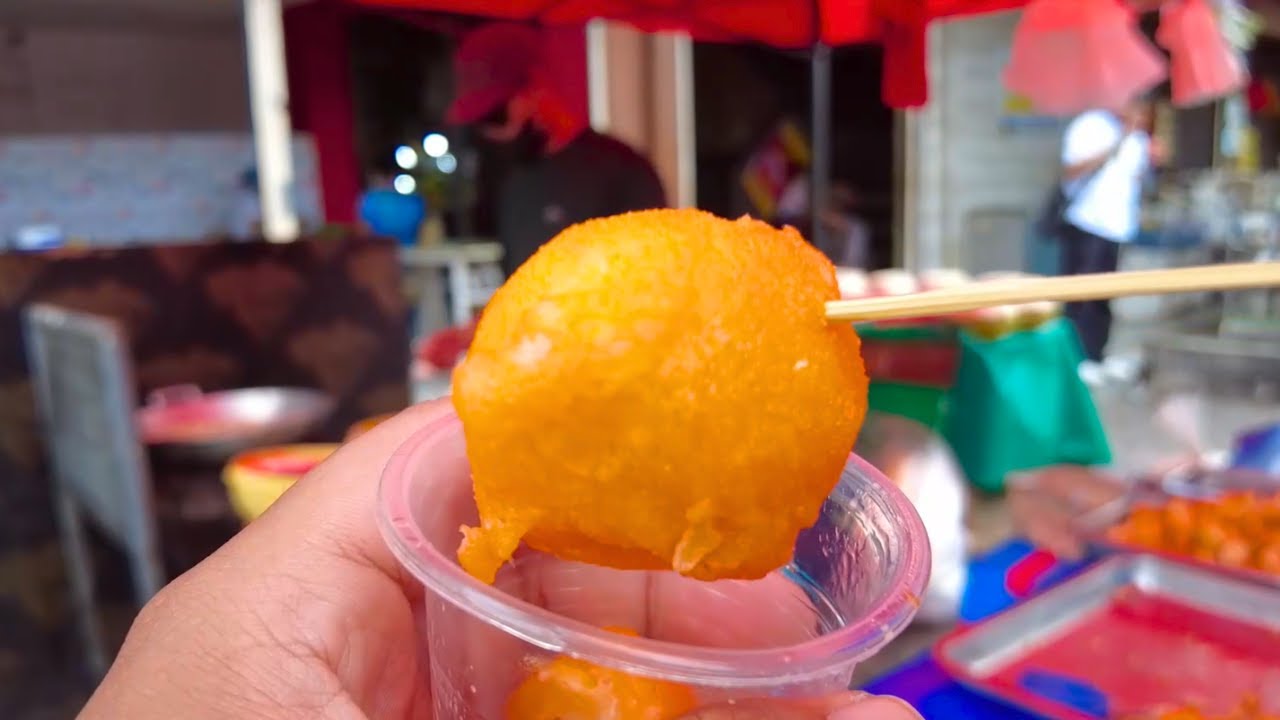 [POV eating] Filipino Streetfood - Pugo Kwek Kwek, Isaw, Fishball ...